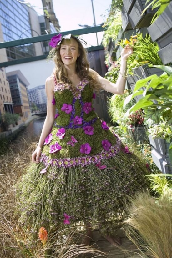 Woman Creates Amazing Dress Made From Flowers For Manchester City Festival
